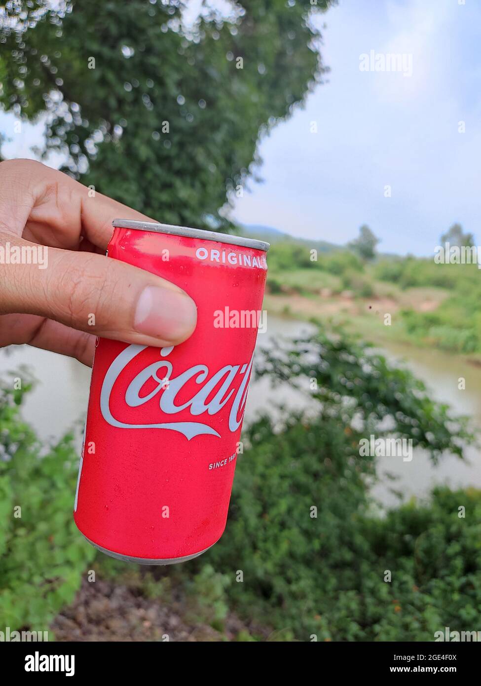 Coca cola can and hand hi-res stock photography and images - Alamy