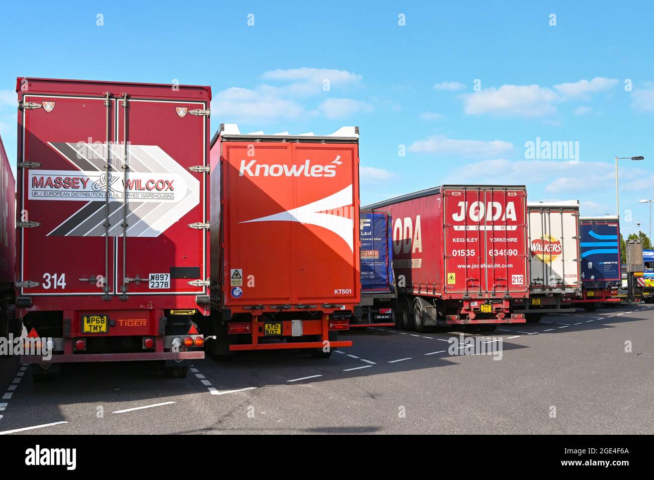 Row of lorries hi-res stock photography and images - Alamy