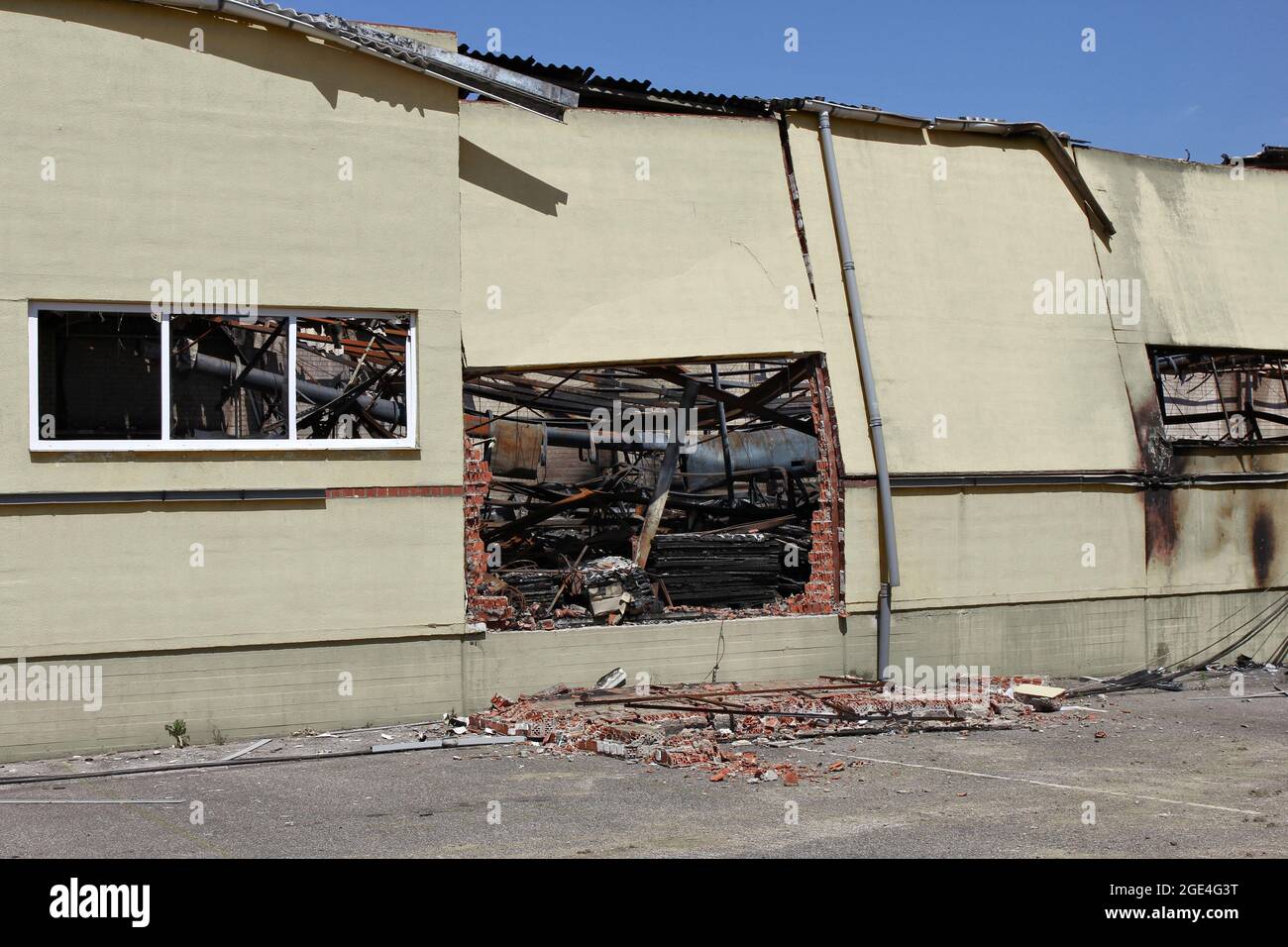 burned out warehouse Stock Photo - Alamy