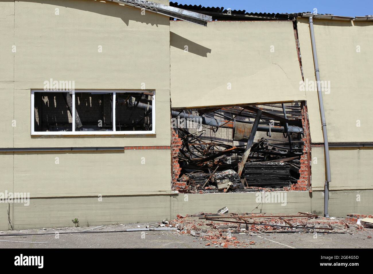 burned out warehouse Stock Photo - Alamy
