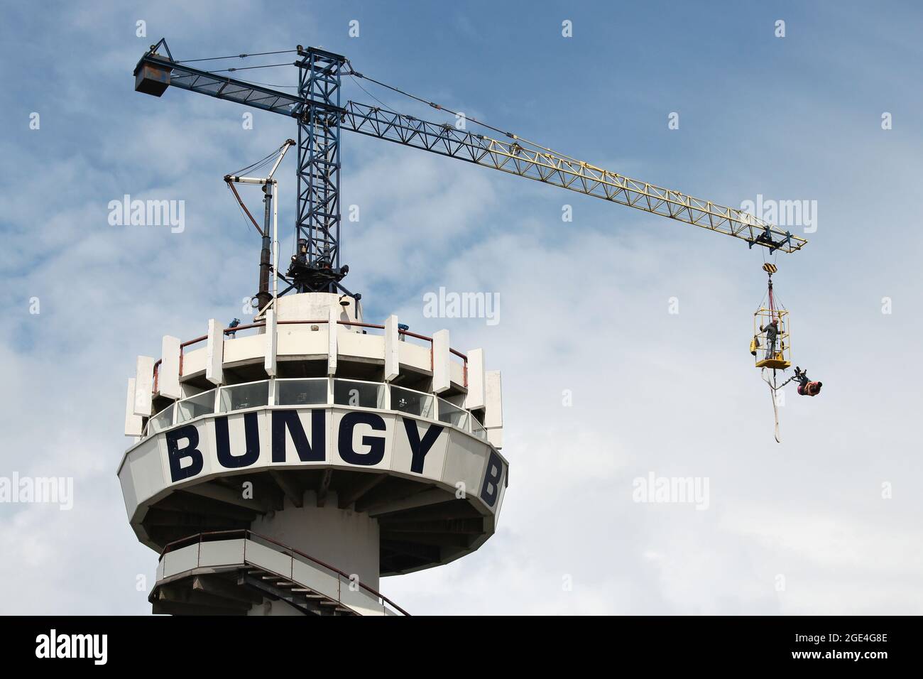 Bungy jumping tower hi-res stock photography and images - Alamy
