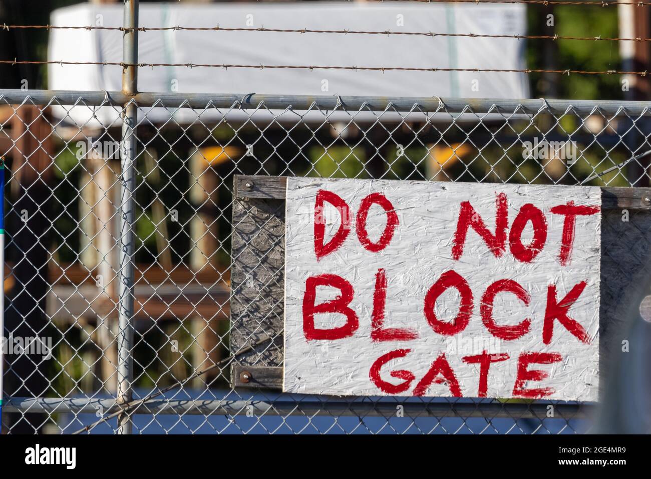 red do not block gate sign on gate Stock Photo - Alamy