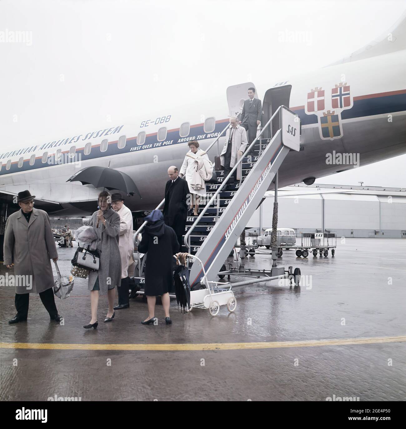 Passengers leaving airplane hi-res stock photography and images - Alamy
