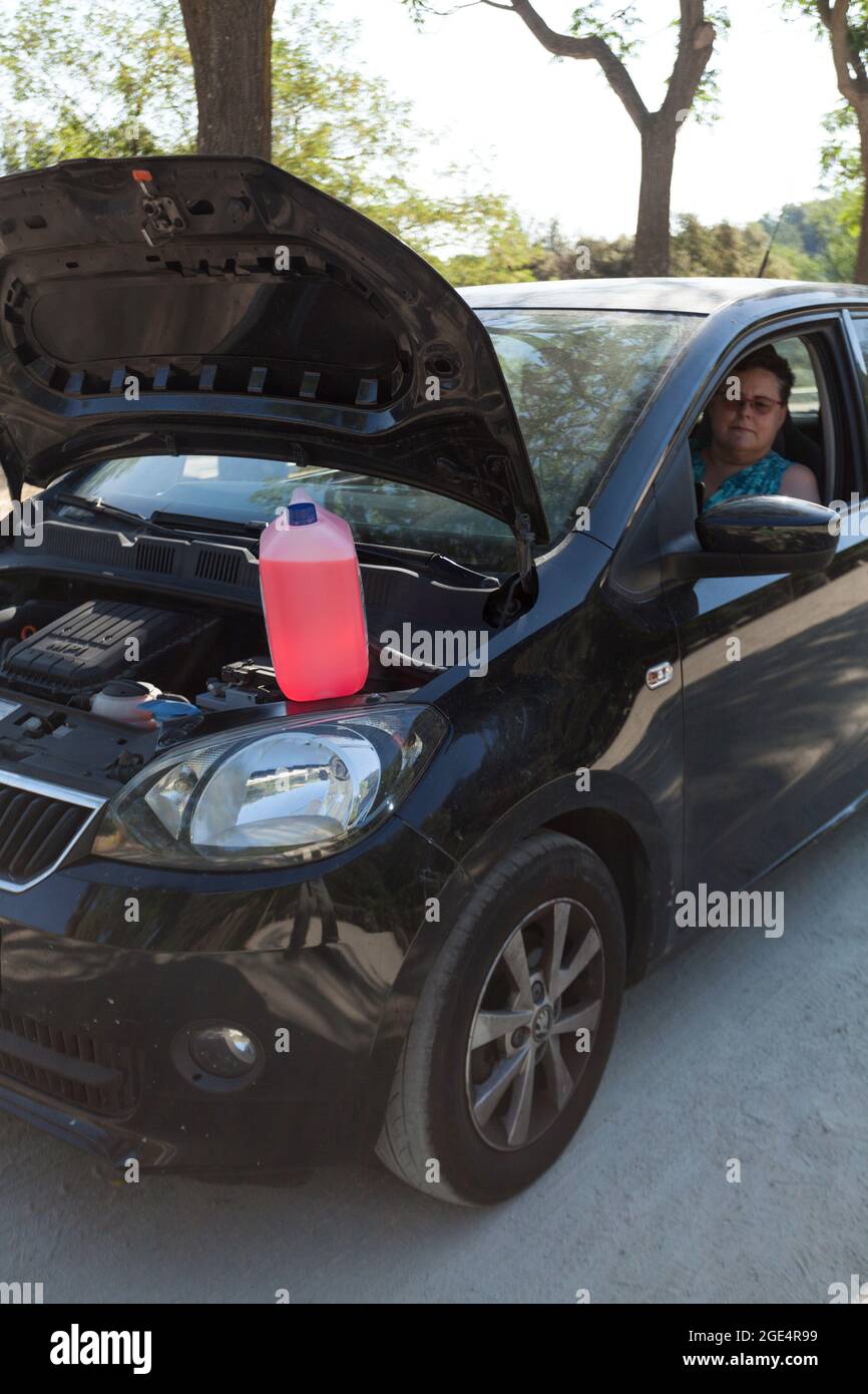 Mechanic roadside repair hi-res stock photography and images - Alamy