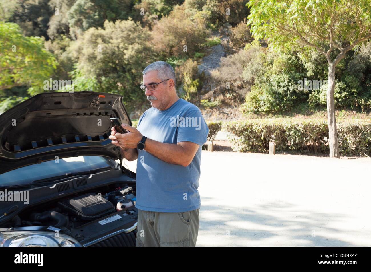 Breakdown cover hi-res stock photography and images - Alamy