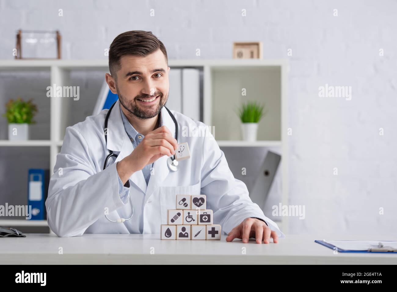 Doctor symbols hi-res stock photography and images - Alamy