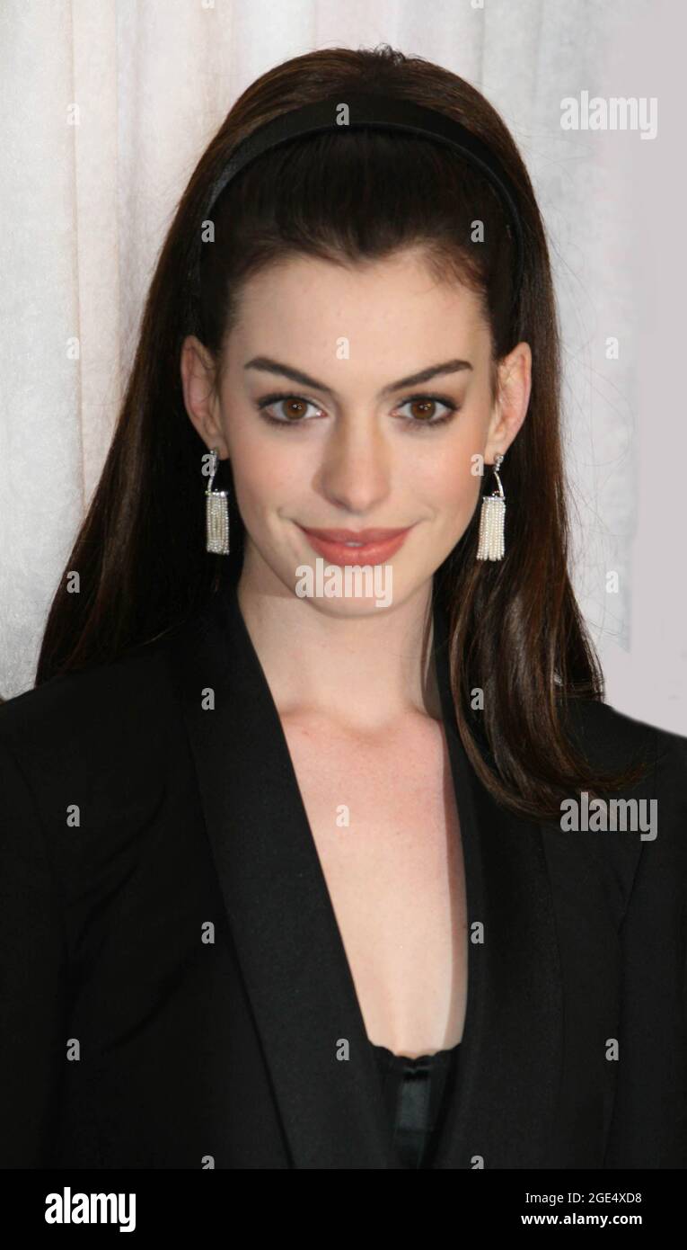 Anne hathaway is hi-res stock photography and images - Alamy
