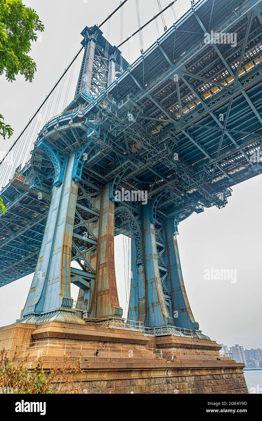 Manhattan Bridge, last of the lower East River bridges between ...