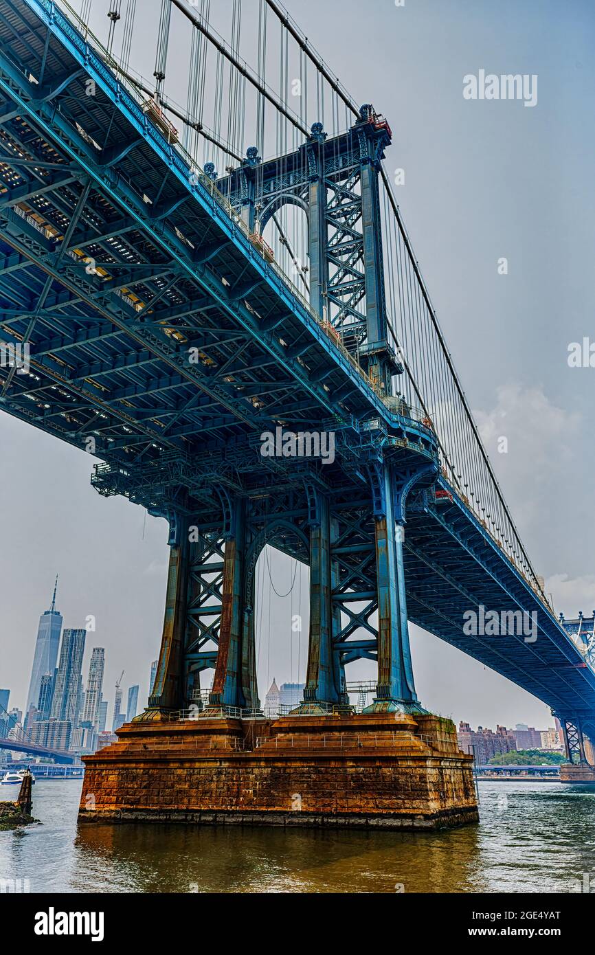 Manhattan Bridge, last of the lower East River bridges between ...