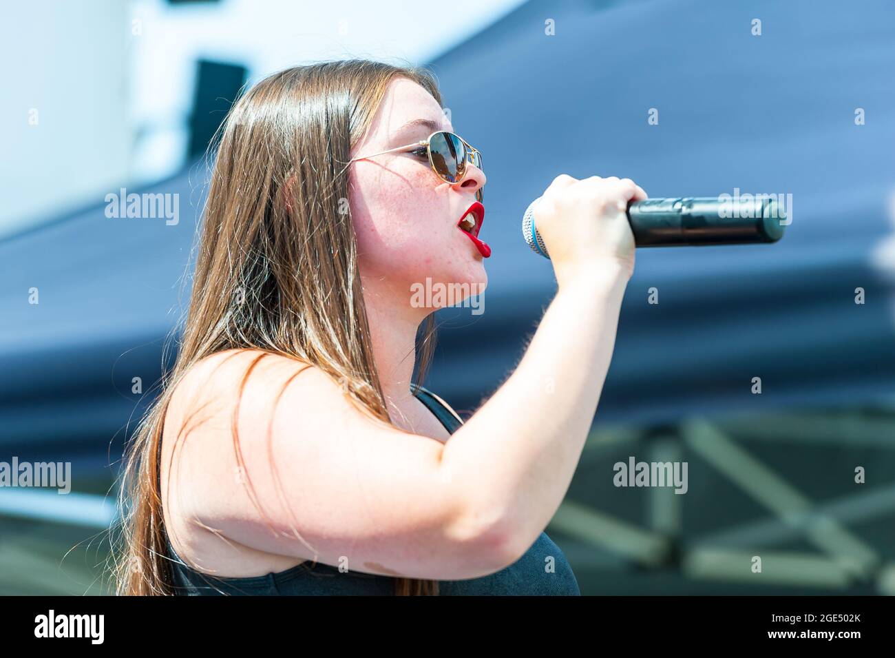 Lead singer of the FAR Band performing at the Kowloon in Saugus ...