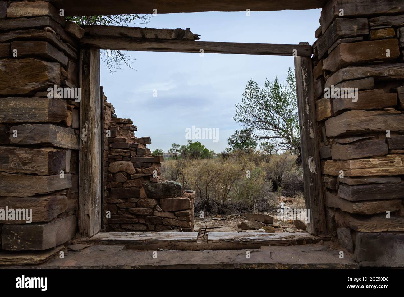 Broken window house looking in hi-res stock photography and images - Alamy