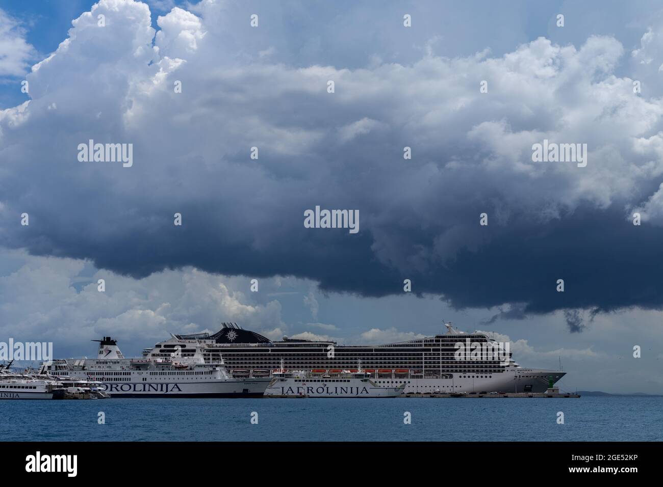 Under the sea wallpaper split hi-res stock photography and images - Alamy