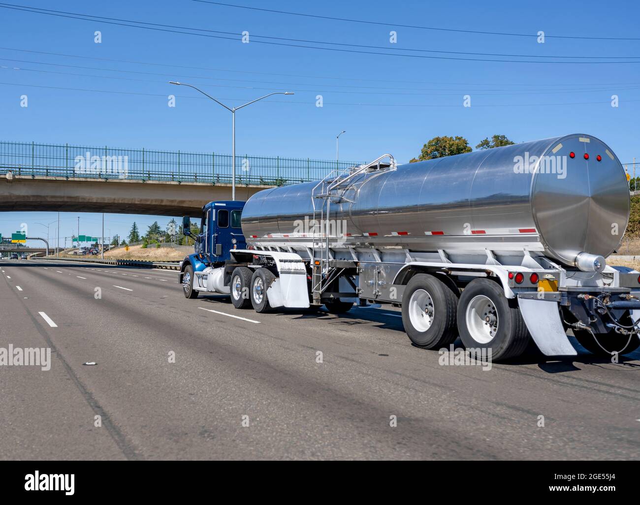 Industrial professional day cab big rig blue semi truck tractor carrier ...