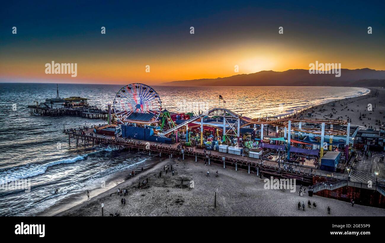 A view of the Santa Monica Pier with a beautiful sunset Stock Photo - Alamy