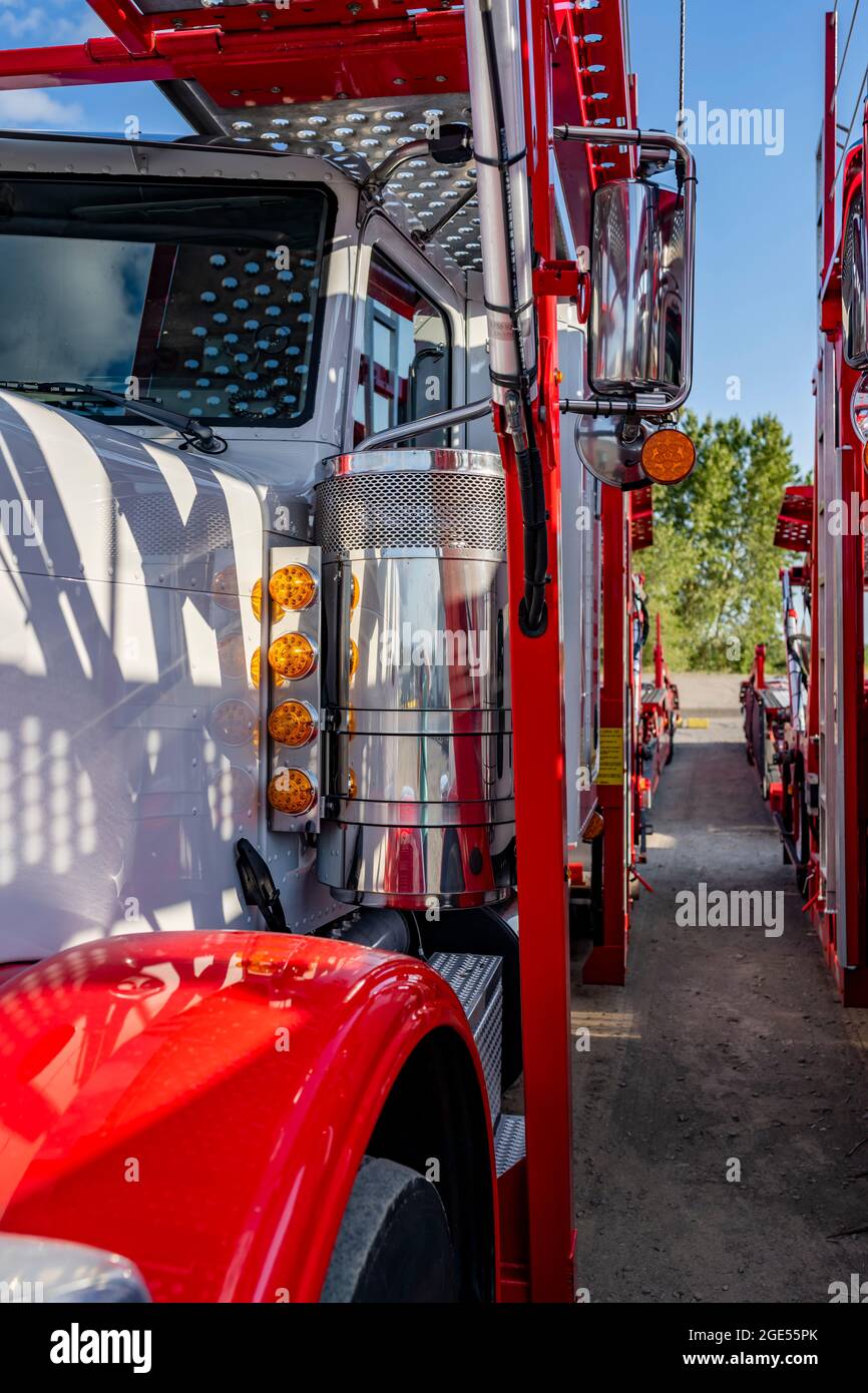 Red and white classic industrial pro big rig day cab semi trucks ...