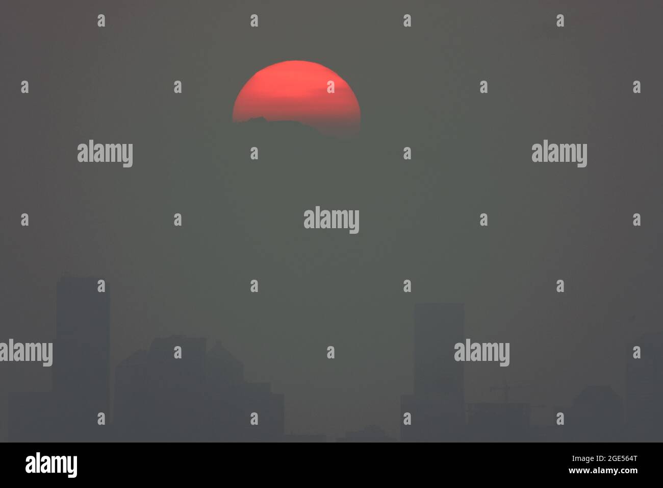 Heavy wildfire smoke surrounds Seattle with orange sun at sunset Stock ...