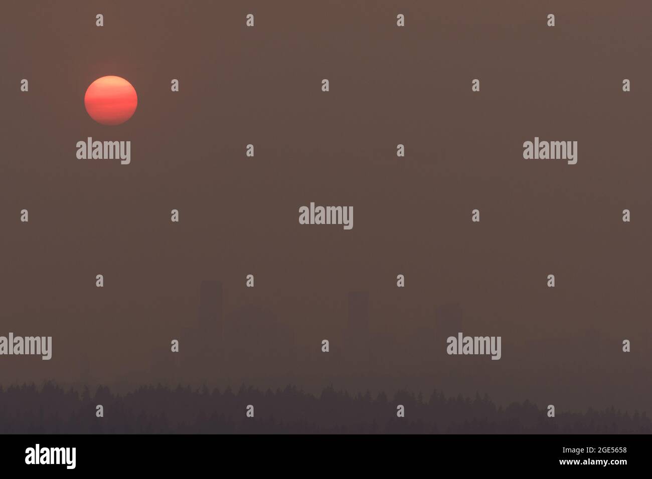 Heavy wildfire smoke surrounds Seattle with orange sun at sunset Stock ...
