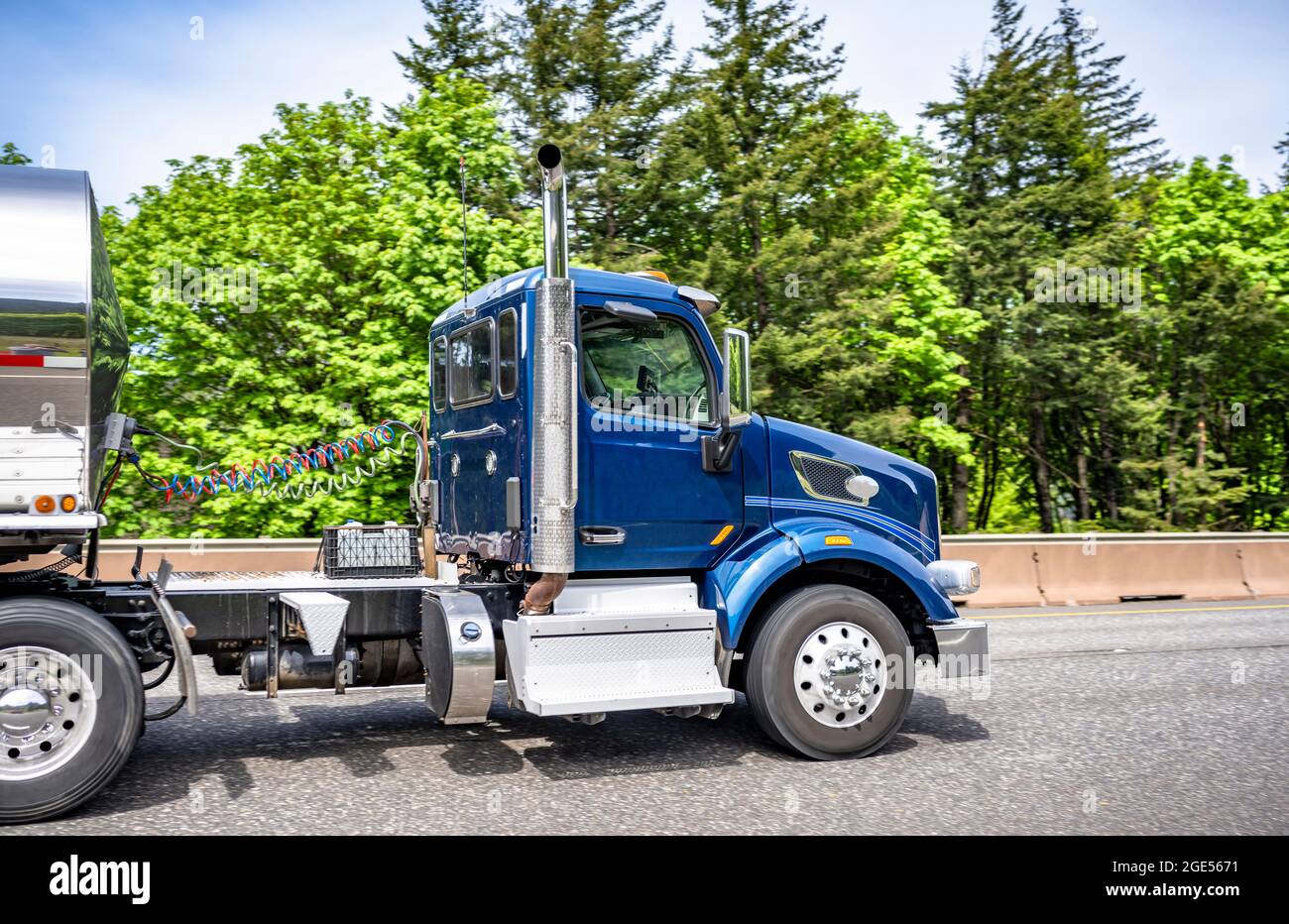 Industrial professional day cab big rig blue semi truck tractor carrier ...