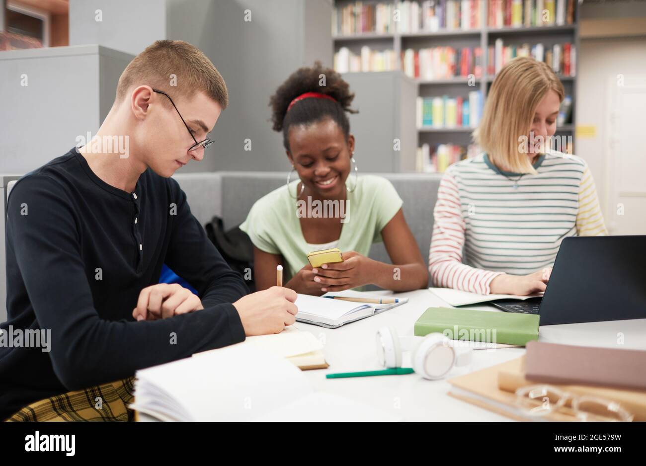 African children studying library hi-res stock photography and images ...