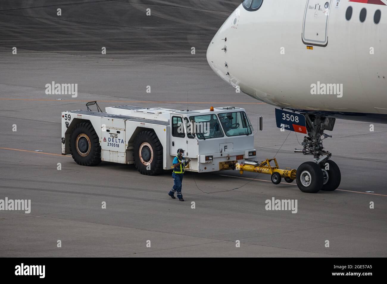 Pushback tractor hi-res stock photography and images - Alamy