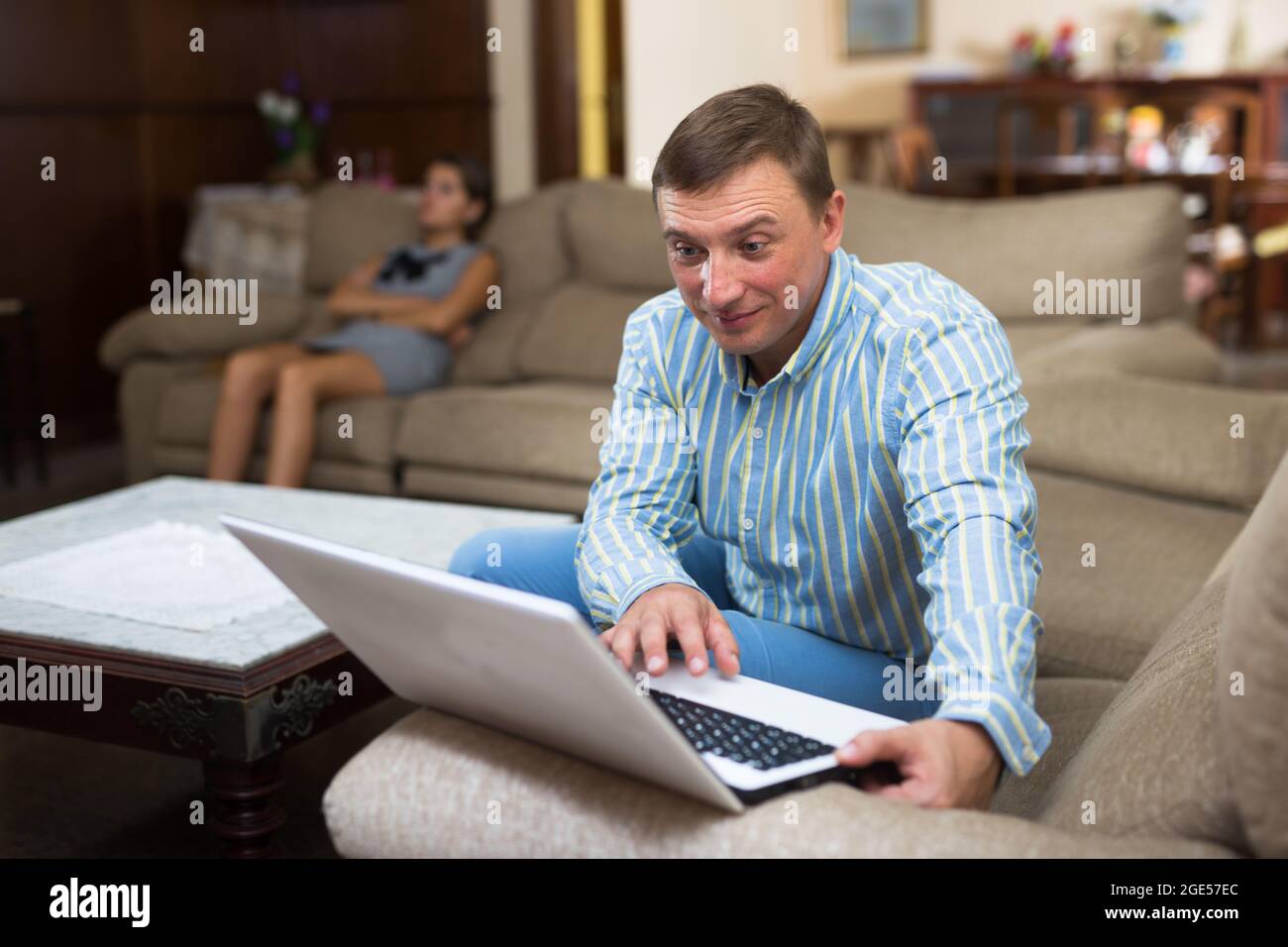 Man ignoring wife hi-res stock photography and images - Alamy
