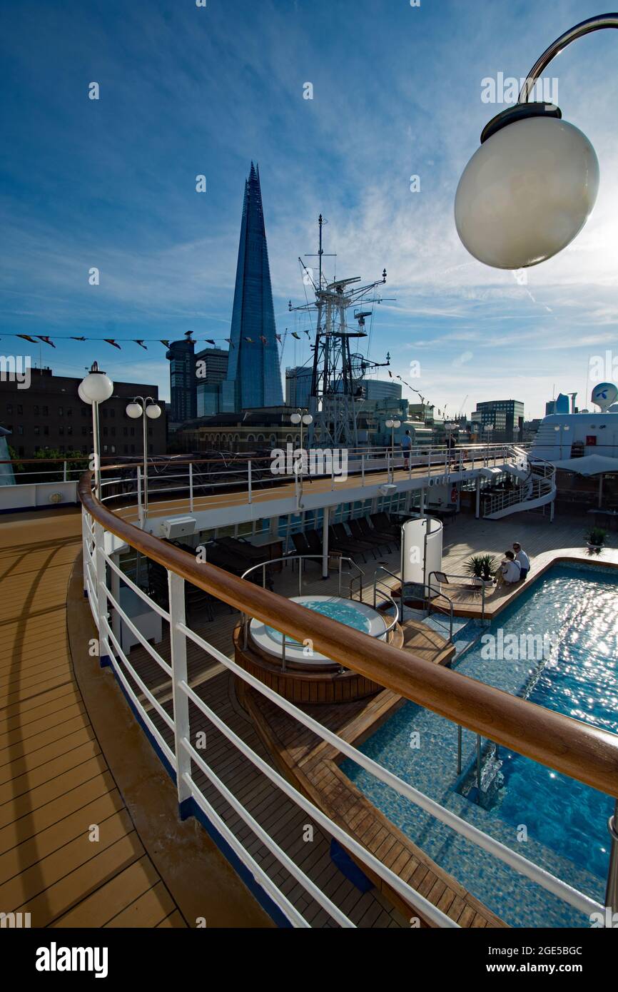 Cruising the Thames enroute The English Channel Stock Photo - Alamy