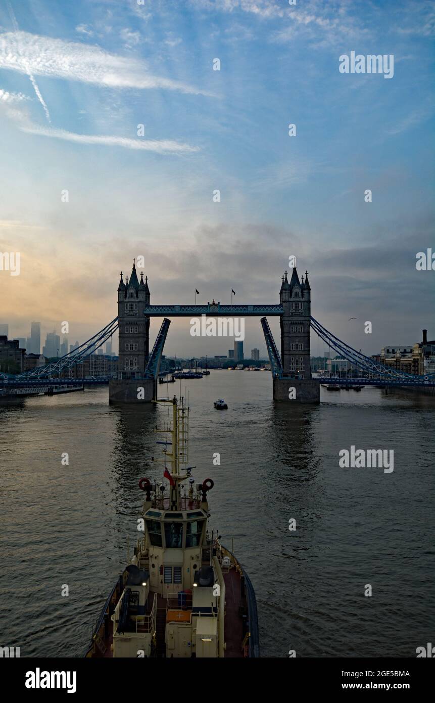 Cruising the Thames enroute The English Channel Stock Photo - Alamy
