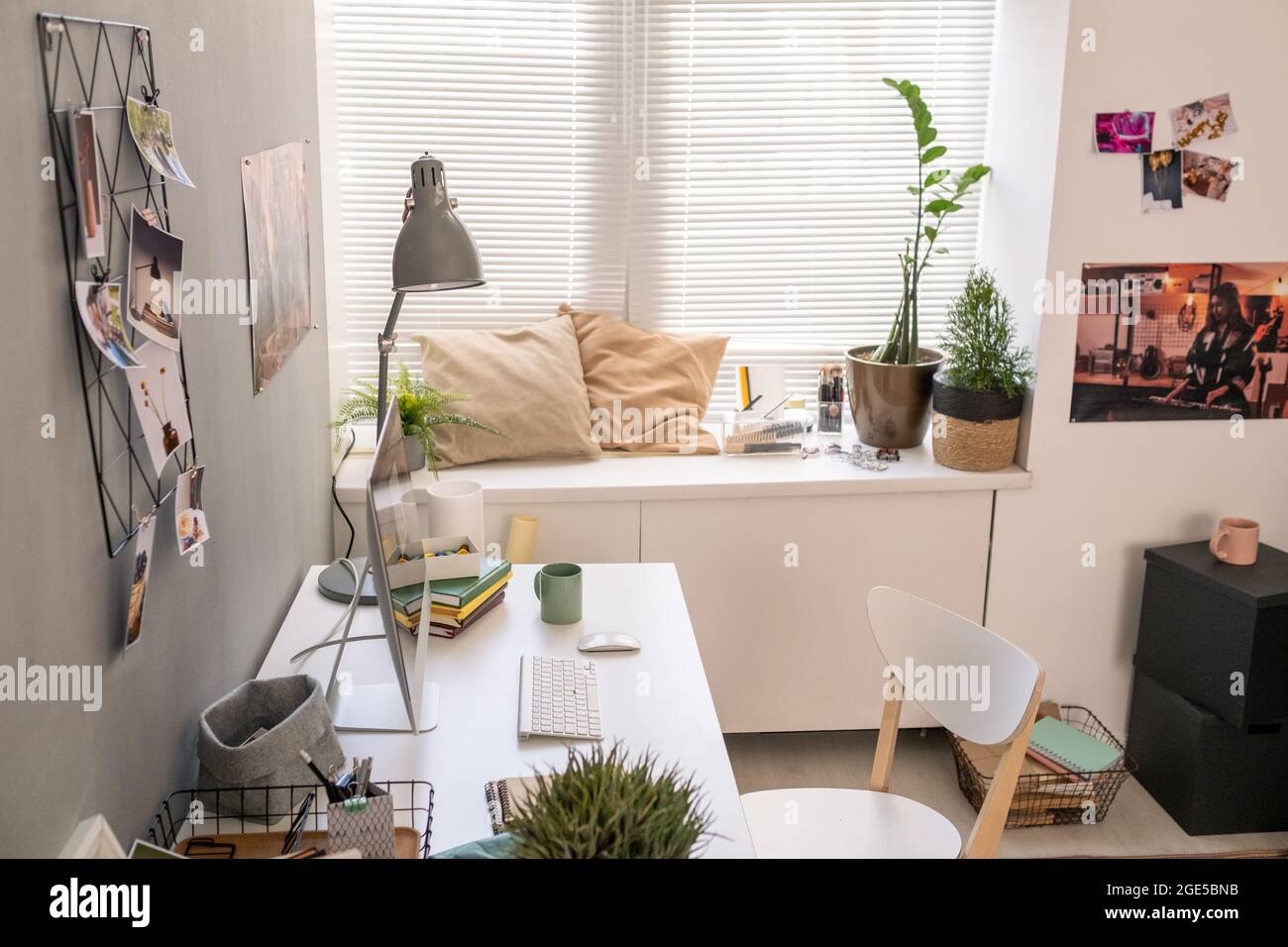 Bedroom with study table hi-res stock photography and images - Alamy