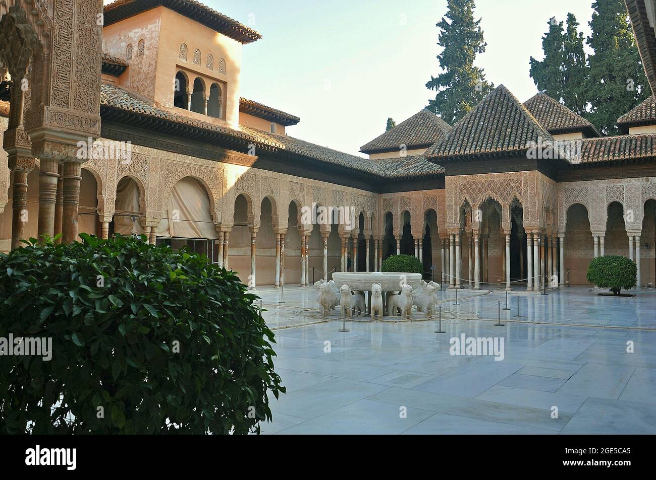 Alhambra palace patio de los leones hi-res stock photography and images ...
