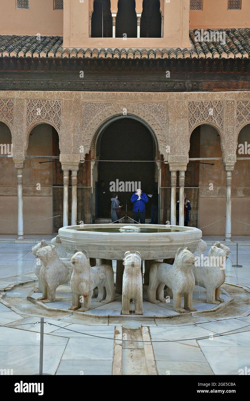 Alhambra palace patio de los leones hi-res stock photography and images ...