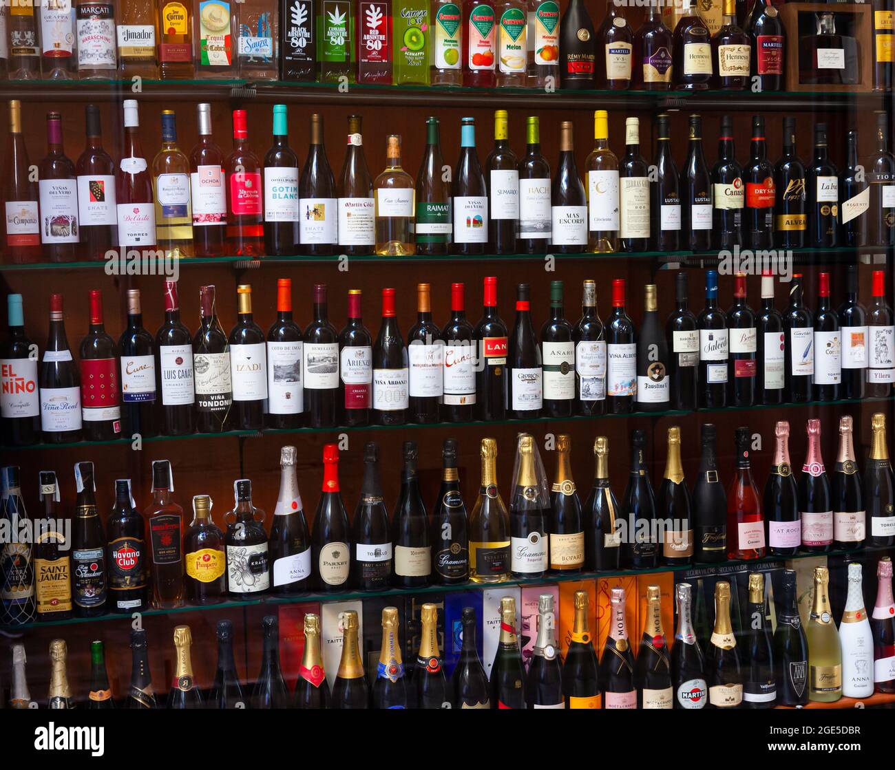 Display with red and white wine bottles in supermarket Stock Photo - Alamy