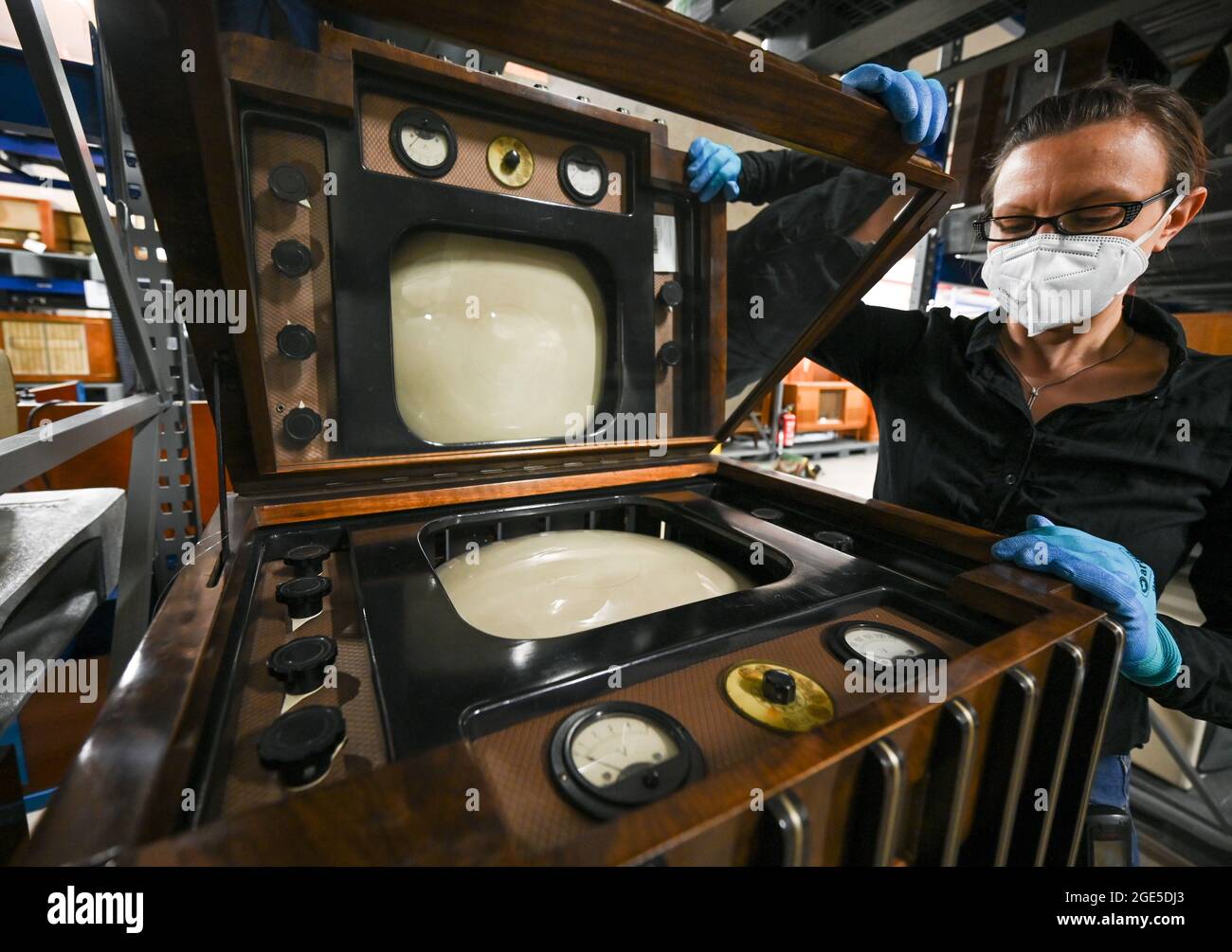 Deflection display hi-res stock photography and images - Alamy