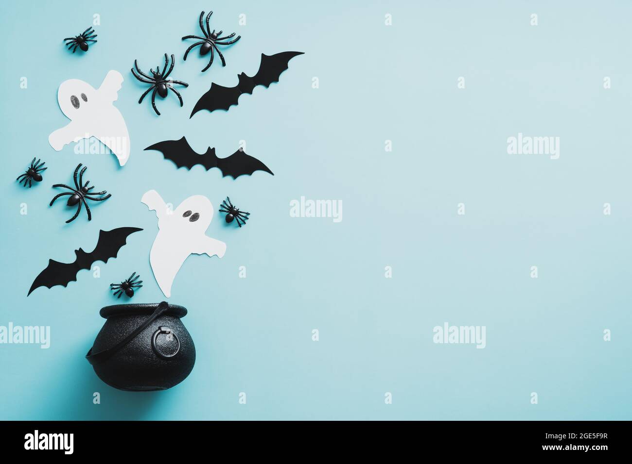 Ghosts cauldron happy halloween hi-res stock photography and images - Alamy