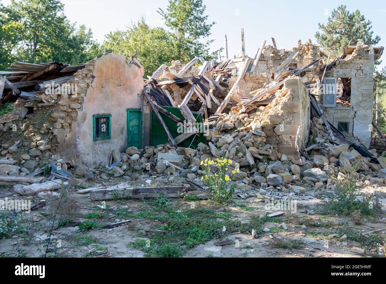 City destroyed by an earthquake Stock Photo - Alamy