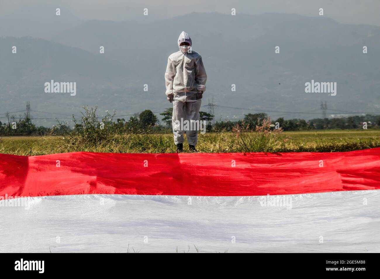 Wearing hazmat suit usa hi-res stock photography and images - Alamy