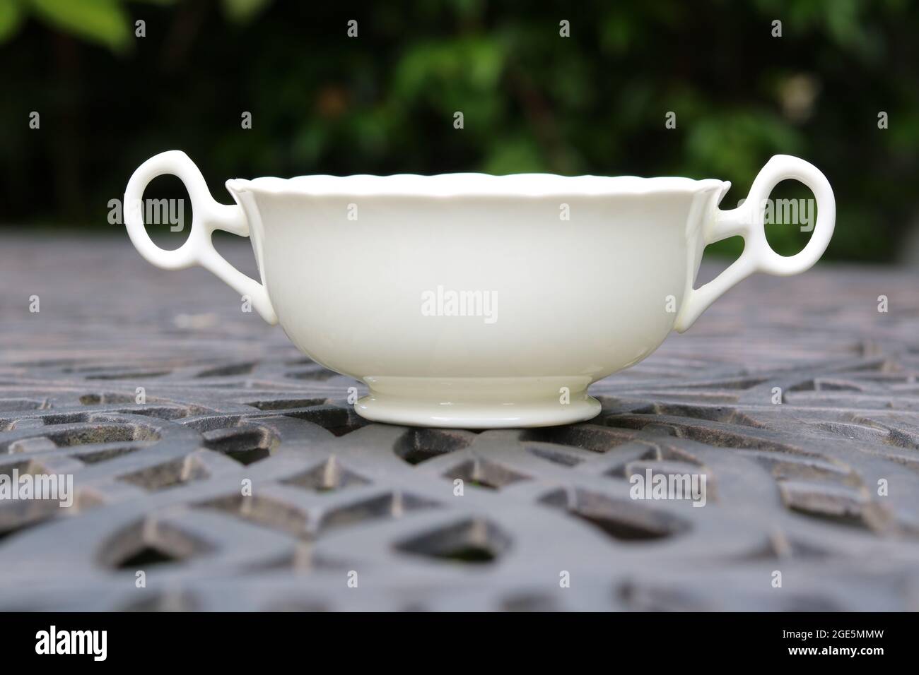 Double handled bowl hi-res stock photography and images - Alamy