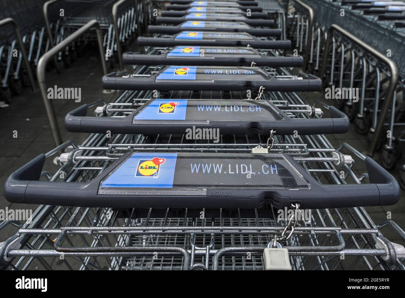 Lidl supermarket trolley hi-res stock photography and images - Alamy