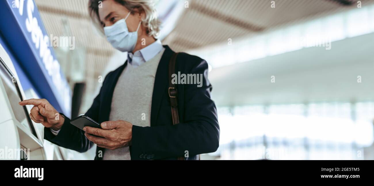 Self service check in counter hi-res stock photography and images - Alamy