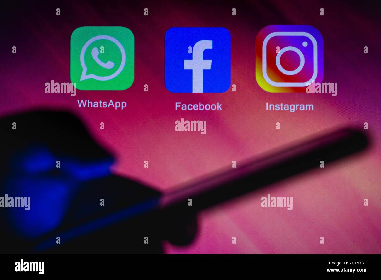 Silhouette phone apps hi-res stock photography and images - Alamy