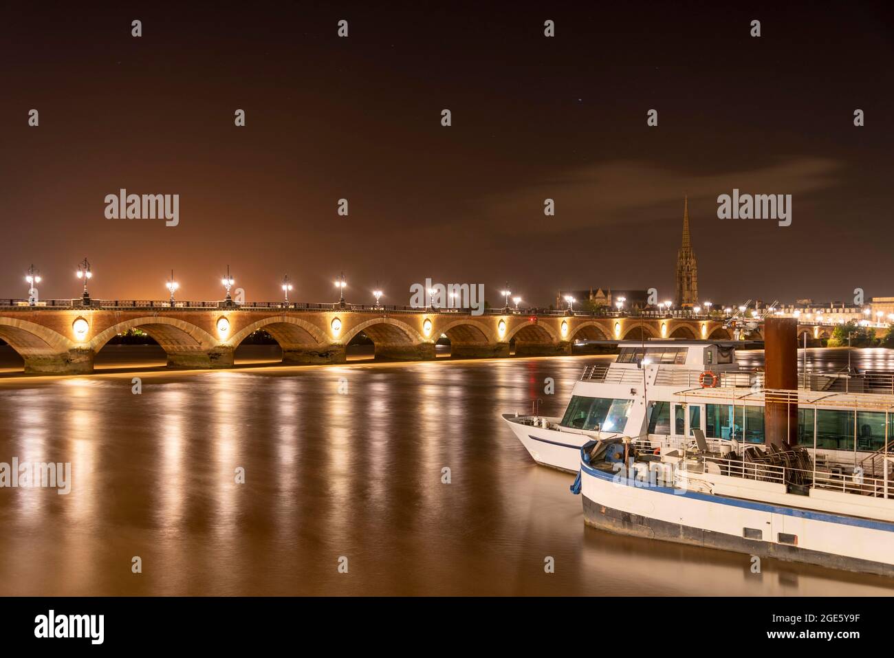 Pont de Pierre, bridge over the Garonne, Bordeaux, Aquitaine, France ...
