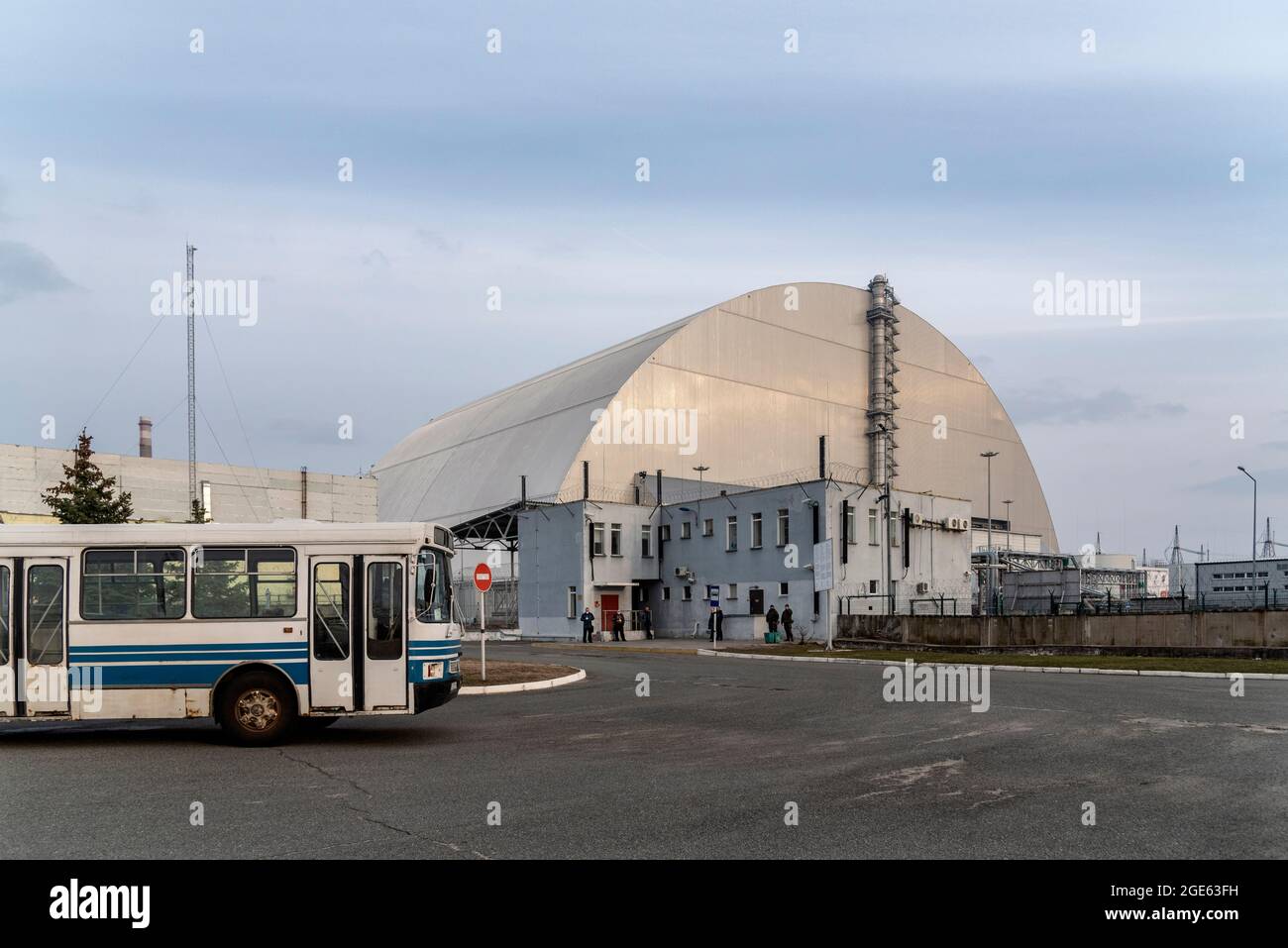 Reactor 4 at the Chernobyl nuclear power plant with a new sarcophagus ...