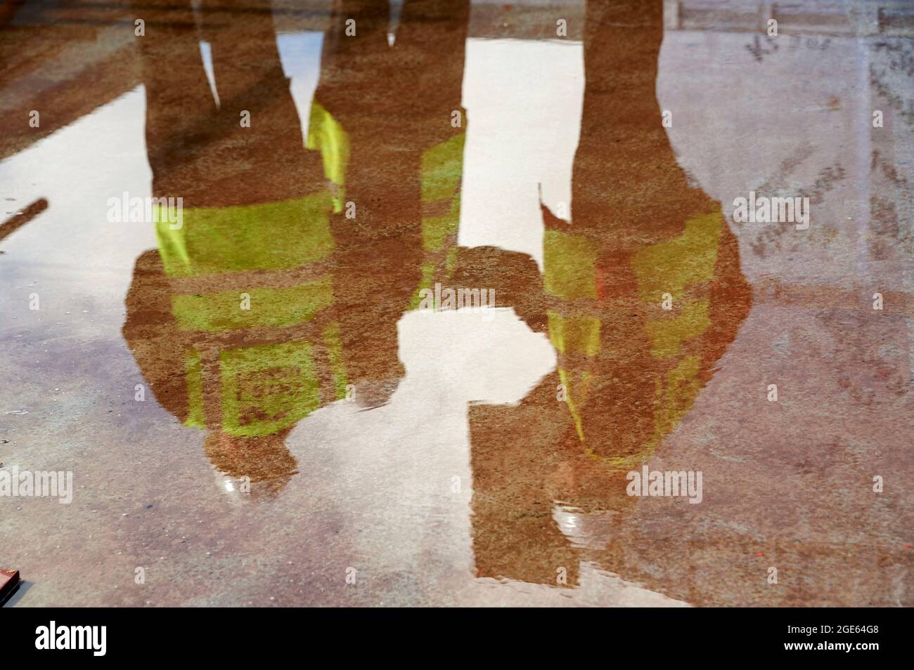 Builder on building construction hi-res stock photography and images ...