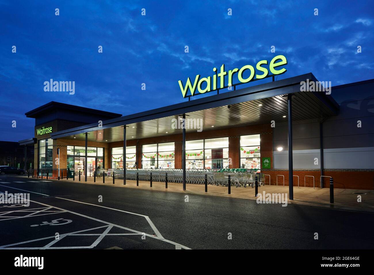 Shops and supermarkets hi-res stock photography and images - Alamy