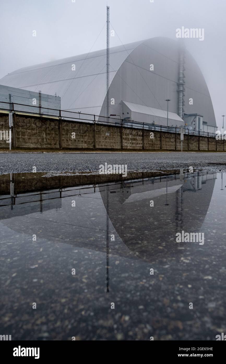 Reactor 4 at the Chernobyl nuclear power plant with a new sarcophagus ...