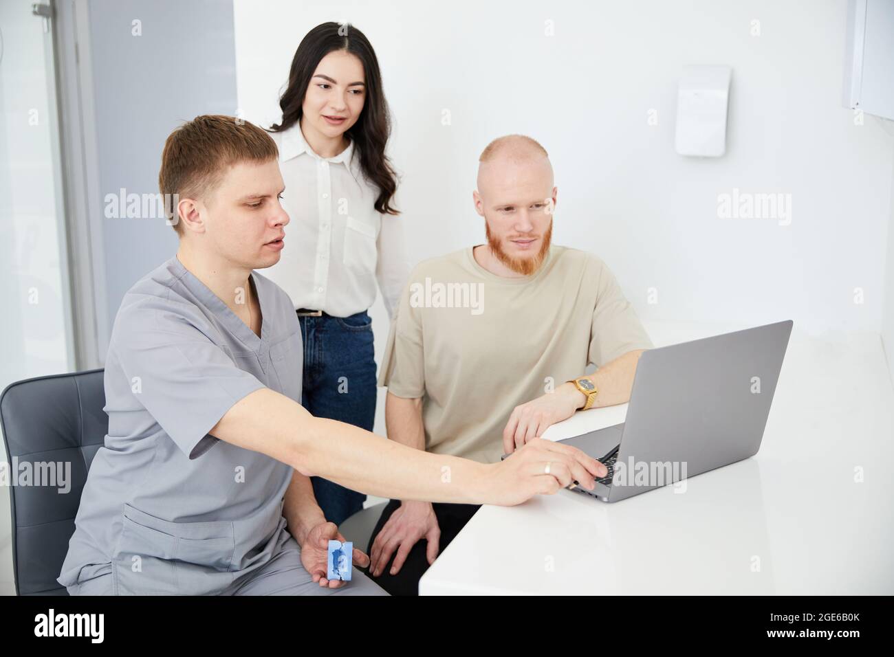 Dentist meeting discussion hi-res stock photography and images - Alamy