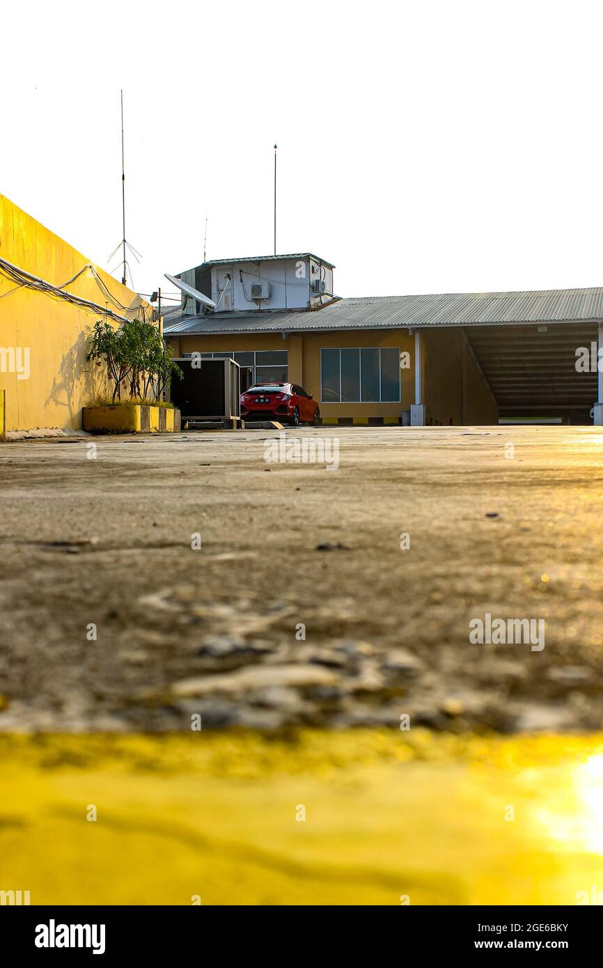 Vehicle parking above the shopping building Stock Photo - Alamy