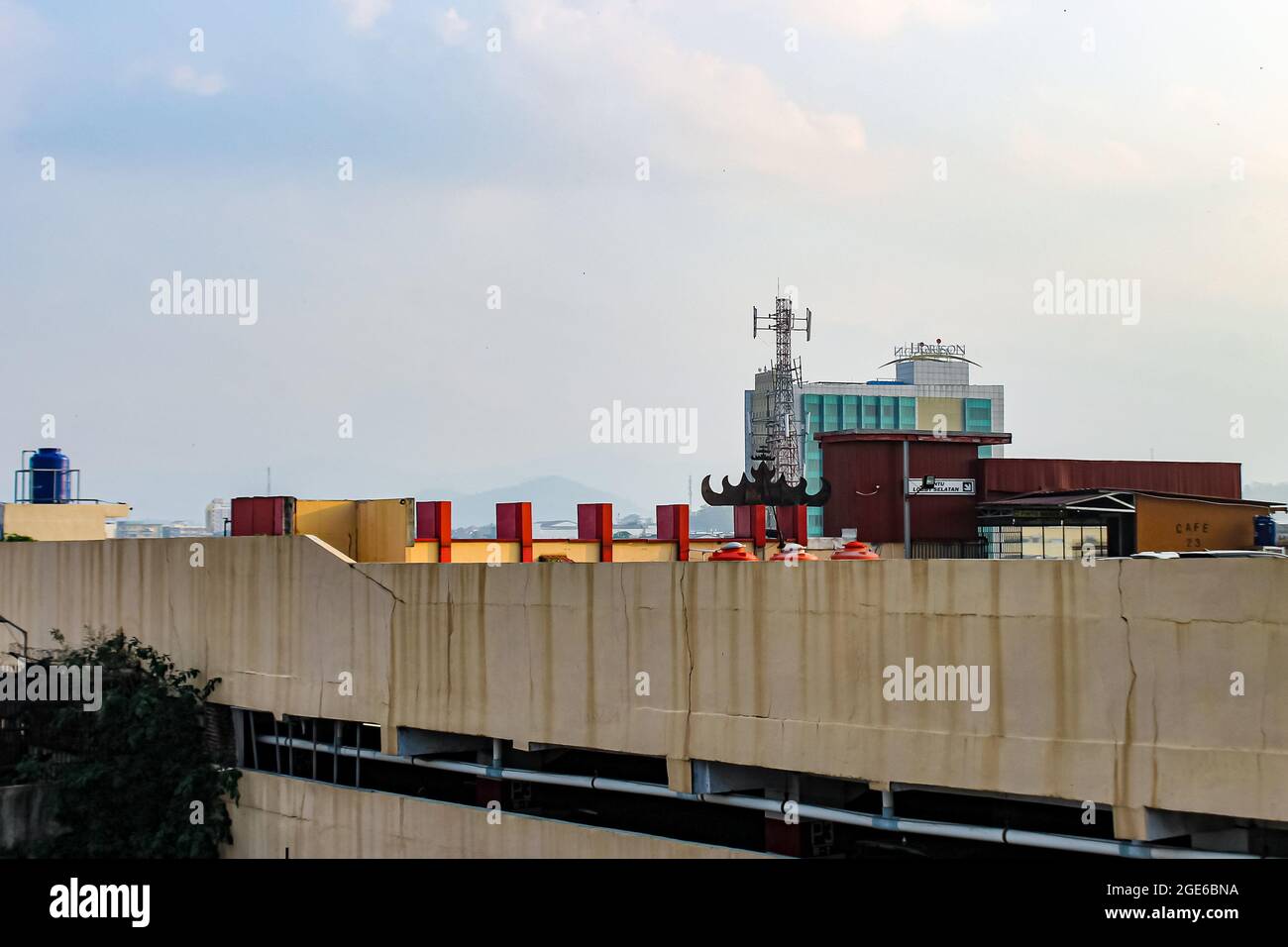 Vehicle parking above the shopping building Stock Photo - Alamy