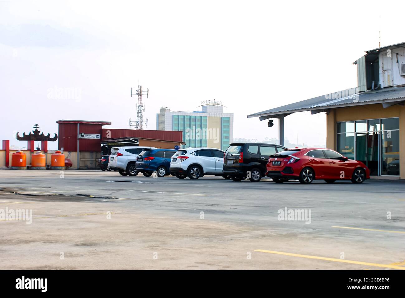 Vehicle parking above the shopping building Stock Photo - Alamy