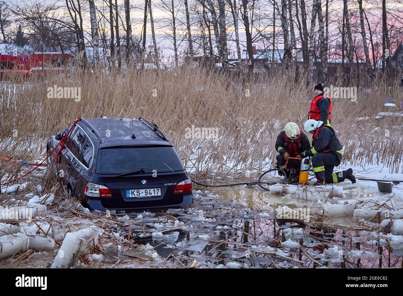 The car broke into the ice and drowned in the lake. Work of the rescue ...