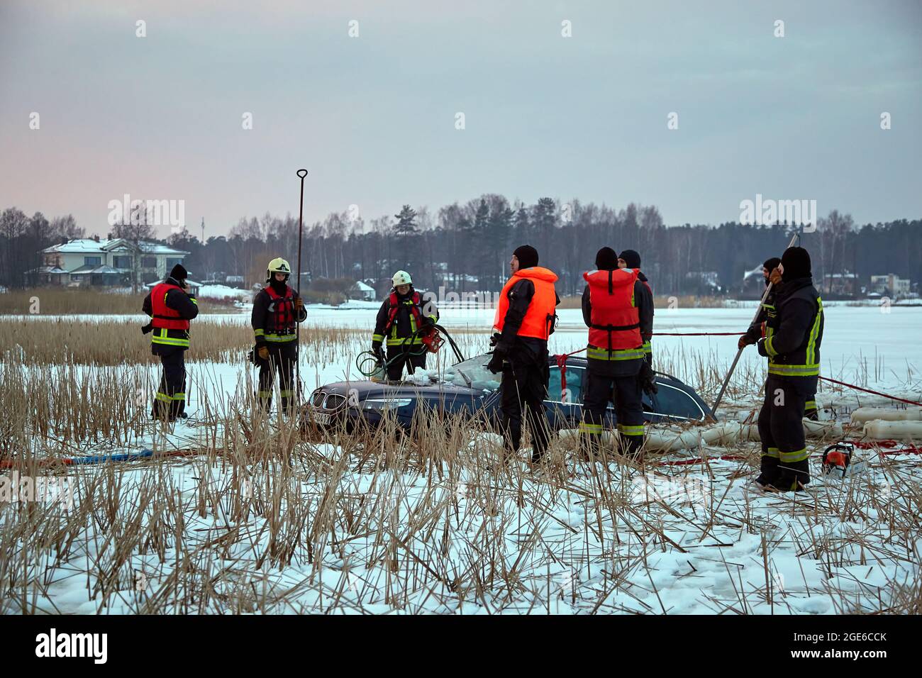 The car broke into the ice and drowned in the lake. Work of the rescue ...